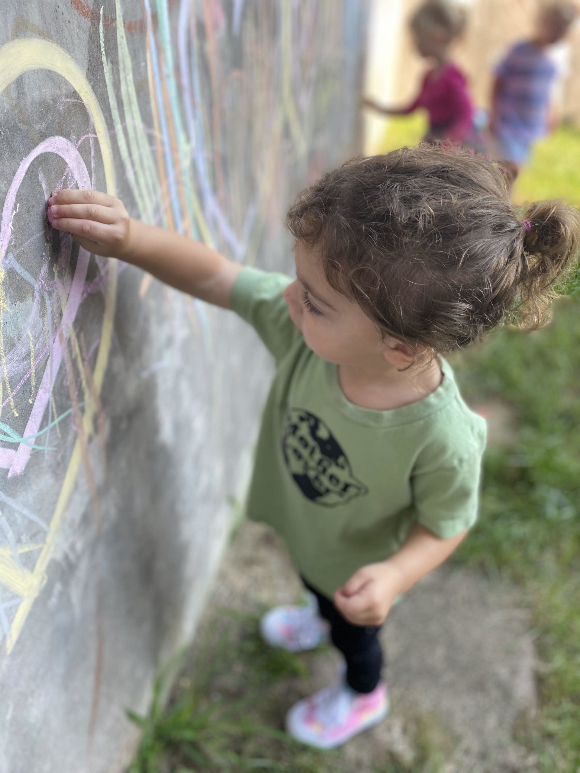 Pre-kindergarteners Enjoy Discovery Play Outdoors - Seven Hills School