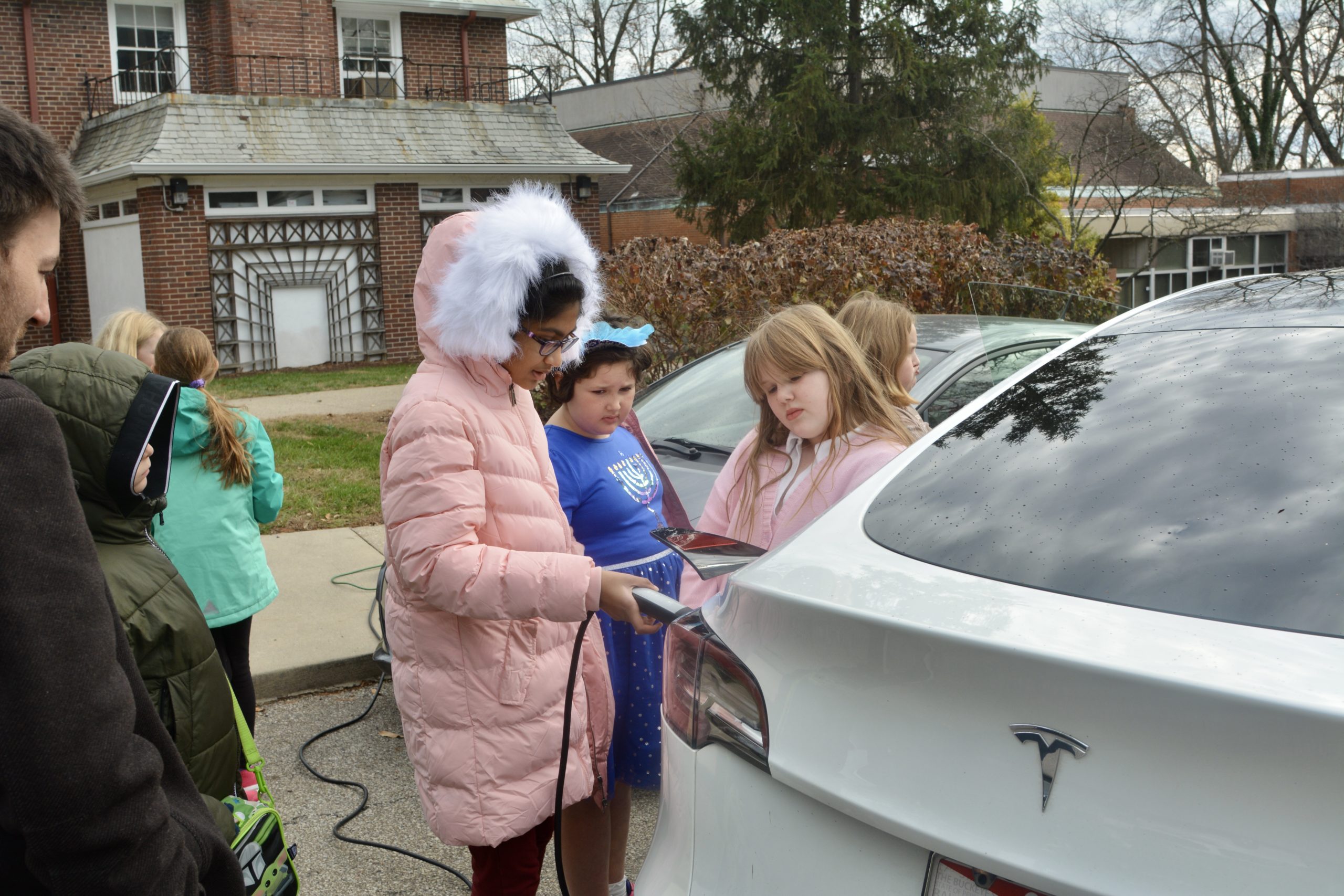 Learning about electric cars - Seven Hills School